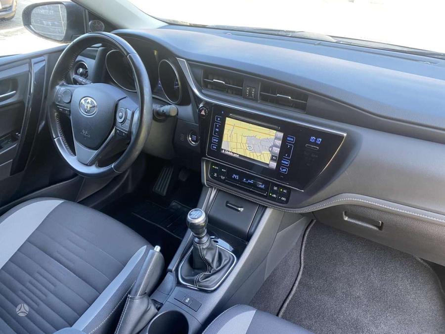 Brown Toyota Auris 2018 in Klaipeda, with an engine capacity of 1.36 L and mileage of 205 thousand km for 8500 €, photo 11 on AUTOMOTO.COM.LV