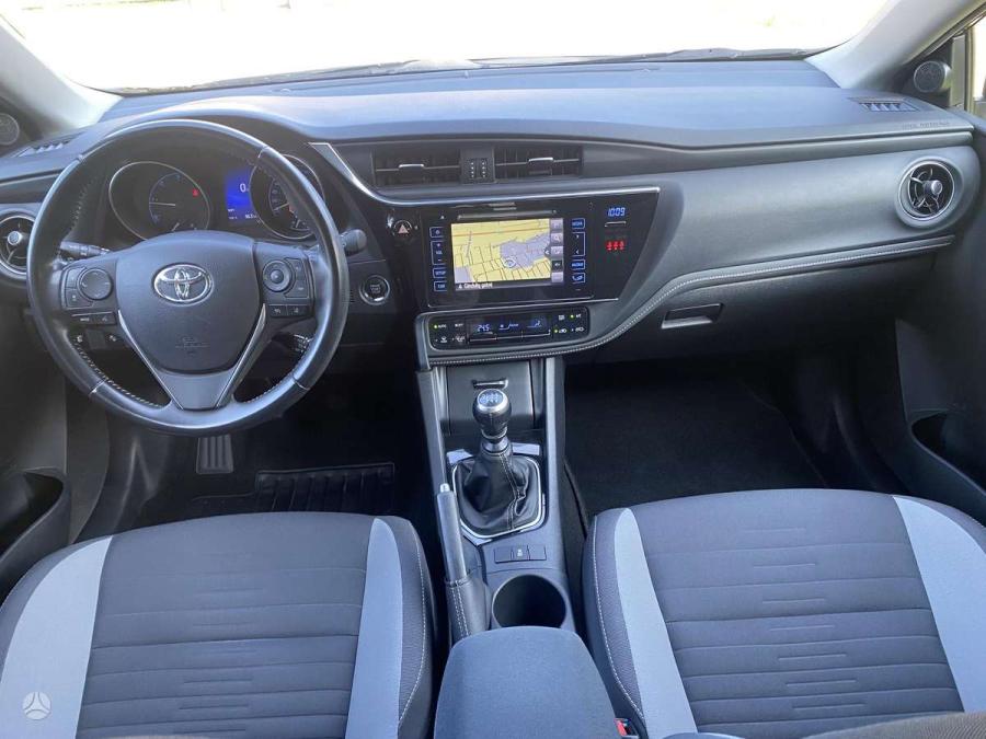Brown Toyota Auris 2018 in Klaipeda, with an engine capacity of 1.36 L and mileage of 205 thousand km for 8500 €, photo 12 on AUTOMOTO.COM.LV