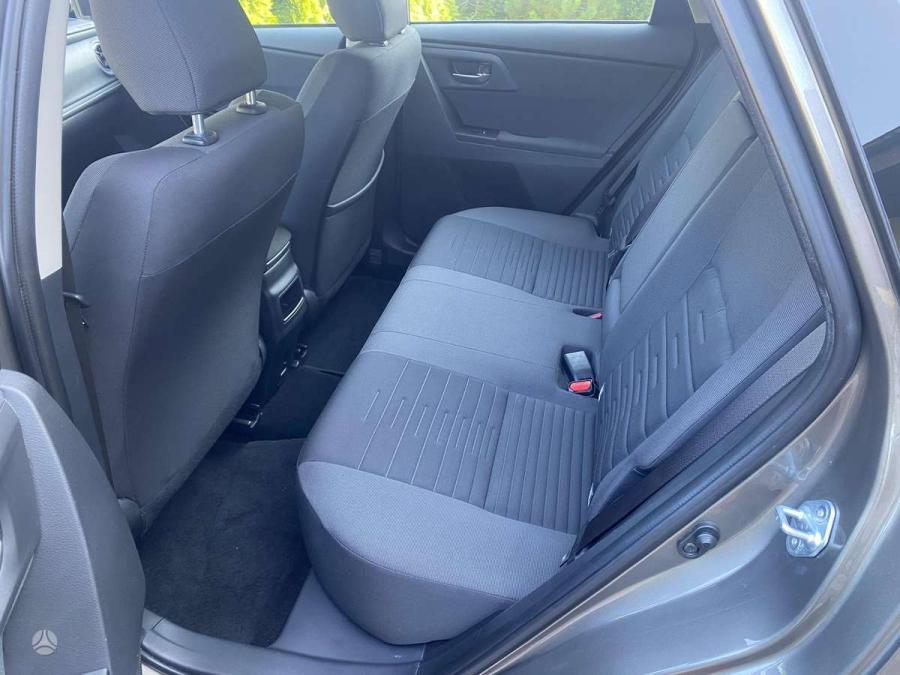 Brown Toyota Auris 2018 in Klaipeda, with an engine capacity of 1.36 L and mileage of 205 thousand km for 8500 €, photo 17 on AUTOMOTO.COM.LV