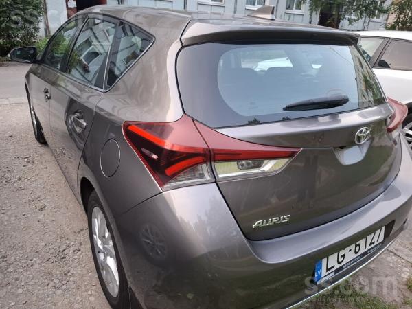 Brown Toyota Auris 2018 in Riga, with an engine capacity of 1.60 L and mileage of 137 thousand km for 9500 €, photo 2 on AUTOMOTO.COM.LV