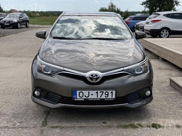Brown Toyota Auris 2018 in Riga, with an engine capacity of 1.60 L and mileage of 229 thousand km for 9900 €, photo 2 on AUTOMOTO.COM.LV