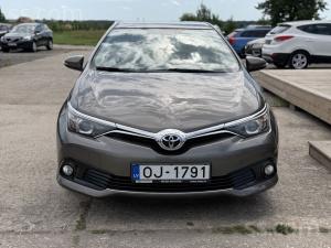 Brown Toyota Auris 2018 in Riga, with an engine capacity of 1.60 L and mileage of 229 thousand km for 9900 €, photo 3 on AUTOMOTO.COM.LV