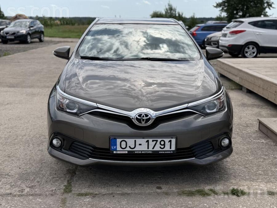 Brown Toyota Auris 2018 in Riga, with an engine capacity of 1.60 L and mileage of 229 thousand km for 9900 €, photo 3 on AUTOMOTO.COM.LV