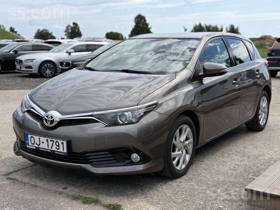 Brown Toyota Auris 2018 in Riga, with an engine capacity of 1.60 L and mileage of 229 thousand km for 9900 €, photo 4 on AUTOMOTO.COM.LV