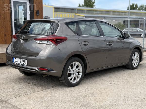 Brown Toyota Auris 2018 in Riga, with an engine capacity of 1.60 L and mileage of 229 thousand km for 9900 €, photo 4 on AUTOMOTO.COM.LV