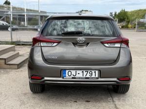 Brown Toyota Auris 2018 in Riga, with an engine capacity of 1.60 L and mileage of 229 thousand km for 9900 €, photo 6 on AUTOMOTO.COM.LV