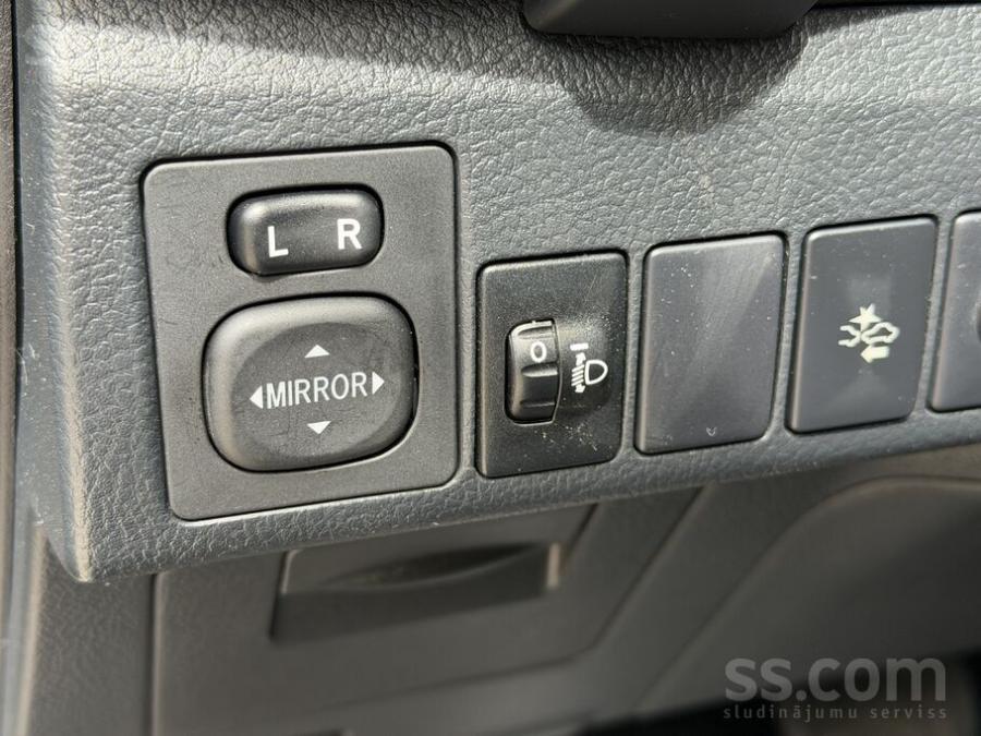 Brown Toyota Auris 2018 in Riga, with an engine capacity of 1.60 L and mileage of 229 thousand km for 9900 €, photo 10 on AUTOMOTO.COM.LV