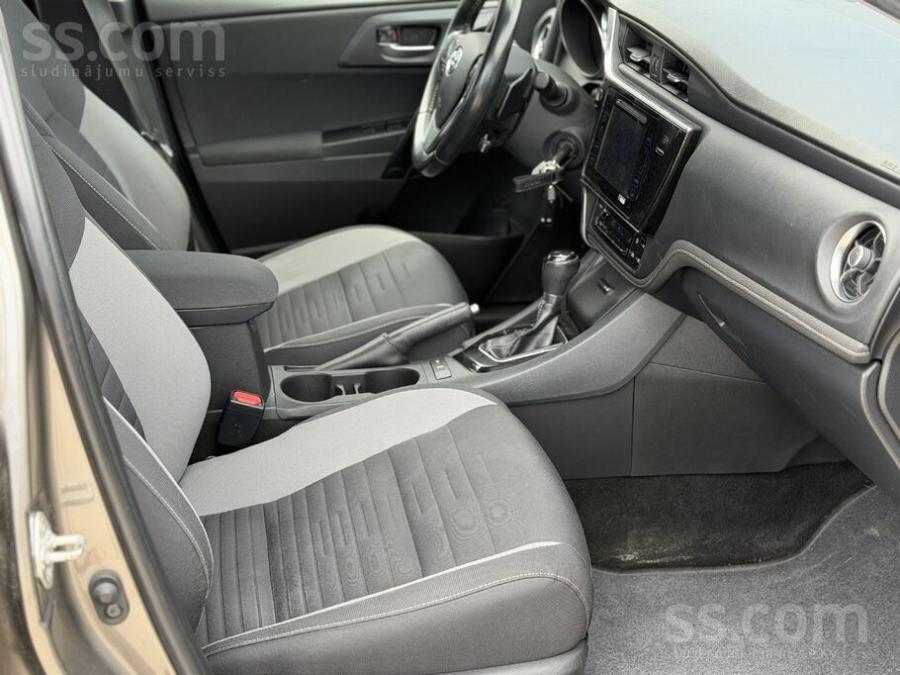 Brown Toyota Auris 2018 in Riga, with an engine capacity of 1.60 L and mileage of 229 thousand km for 9900 €, photo 14 on AUTOMOTO.COM.LV