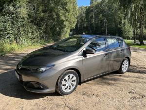 Brown Toyota Auris 2018 in Riga, with an engine capacity of 1.60 L and mileage of 109 thousand km for 10500 €, photo 1 on AUTOMOTO.COM.LV