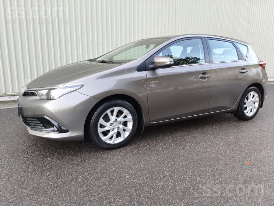 Brown Toyota Auris 2019 in Riga, with an engine capacity of 1.60 L and mileage of 122 thousand km for 12900 €, photo 1 on AUTOMOTO.COM.LV