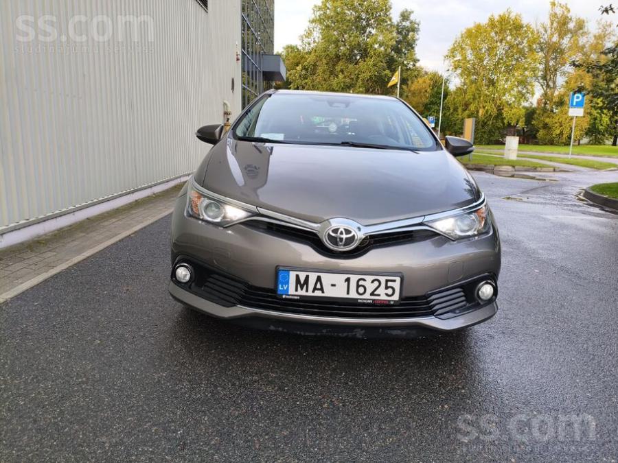 Brown Toyota Auris 2019 in Riga, with an engine capacity of 1.60 L and mileage of 122 thousand km for 12900 €, photo 4 on AUTOMOTO.COM.LV