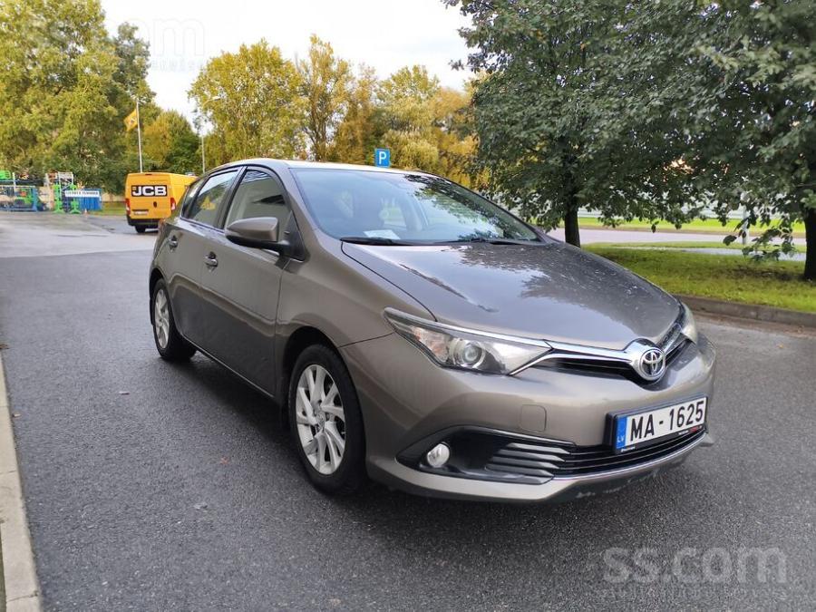 Brown Toyota Auris 2019 in Riga, with an engine capacity of 1.60 L and mileage of 122 thousand km for 12900 €, photo 5 on AUTOMOTO.COM.LV