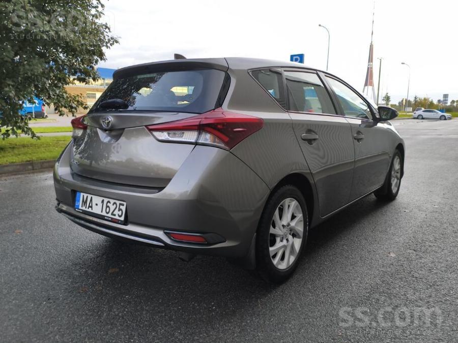 Brown Toyota Auris 2019 in Riga, with an engine capacity of 1.60 L and mileage of 122 thousand km for 12900 €, photo 7 on AUTOMOTO.COM.LV