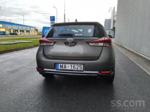 Brown Toyota Auris 2019 in Riga, with an engine capacity of 1.60 L and mileage of 122 thousand km for 12900 €, photo 8 on AUTOMOTO.COM.LV