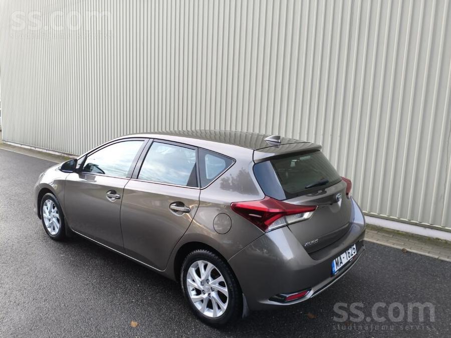 Brown Toyota Auris 2019 in Riga, with an engine capacity of 1.60 L and mileage of 122 thousand km for 12900 €, photo 9 on AUTOMOTO.COM.LV