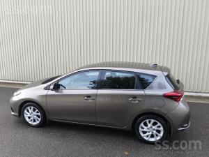 Brown Toyota Auris 2019 in Riga, with an engine capacity of 1.60 L and mileage of 122 thousand km for 12900 €, photo 10 on AUTOMOTO.COM.LV