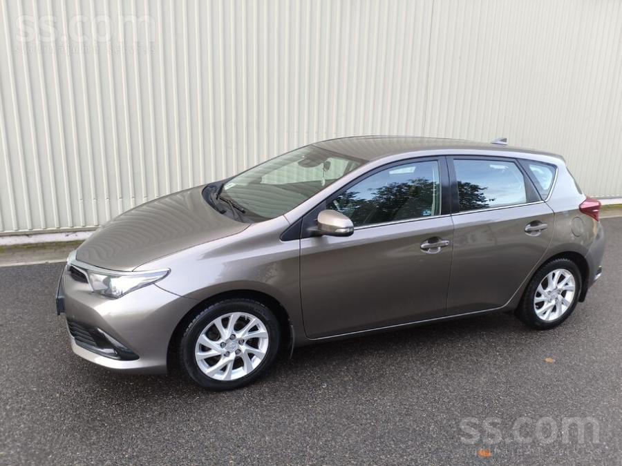 Brown Toyota Auris 2019 in Riga, with an engine capacity of 1.60 L and mileage of 122 thousand km for 12900 €, photo 11 on AUTOMOTO.COM.LV