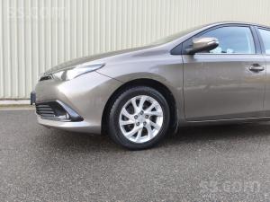 Brown Toyota Auris 2019 in Riga, with an engine capacity of 1.60 L and mileage of 122 thousand km for 12900 €, photo 12 on AUTOMOTO.COM.LV