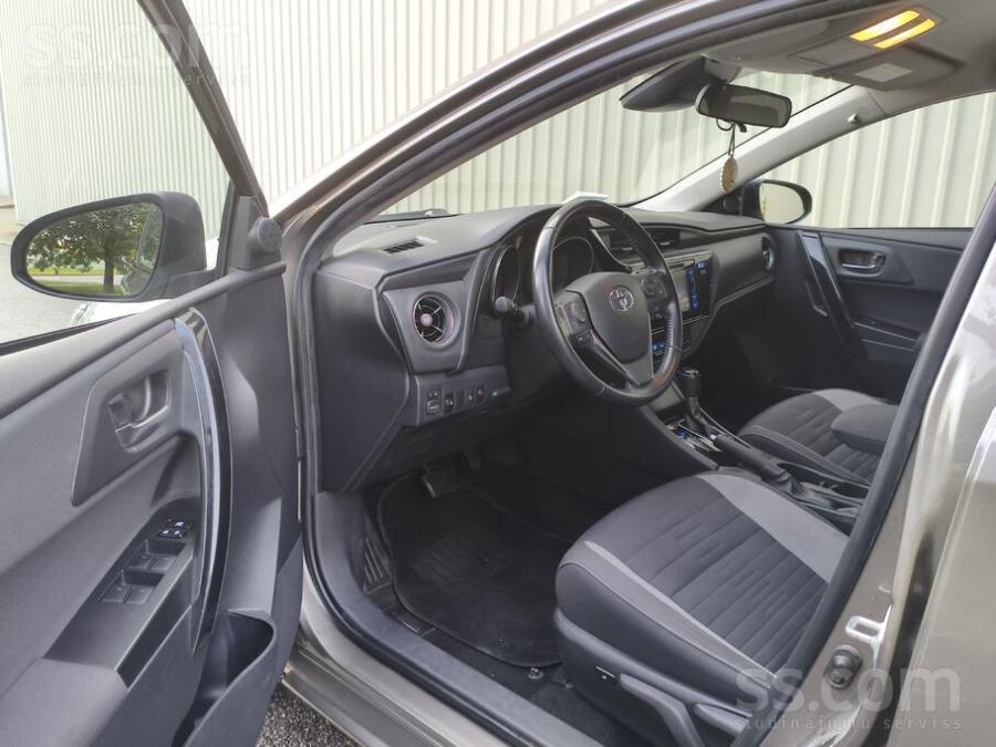 Brown Toyota Auris 2019 in Riga, with an engine capacity of 1.60 L and mileage of 122 thousand km for 12900 €, photo 13 on AUTOMOTO.COM.LV