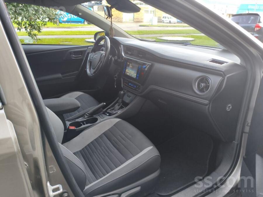 Brown Toyota Auris 2019 in Riga, with an engine capacity of 1.60 L and mileage of 122 thousand km for 12900 €, photo 16 on AUTOMOTO.COM.LV