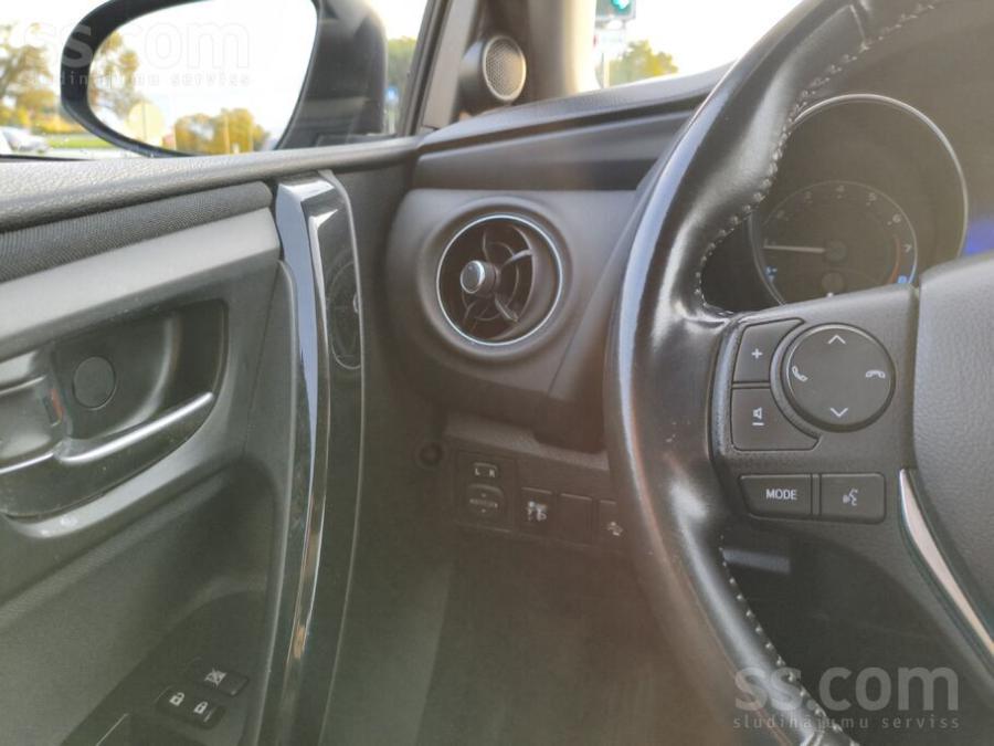 Brown Toyota Auris 2019 in Riga, with an engine capacity of 1.60 L and mileage of 122 thousand km for 12900 €, photo 20 on AUTOMOTO.COM.LV