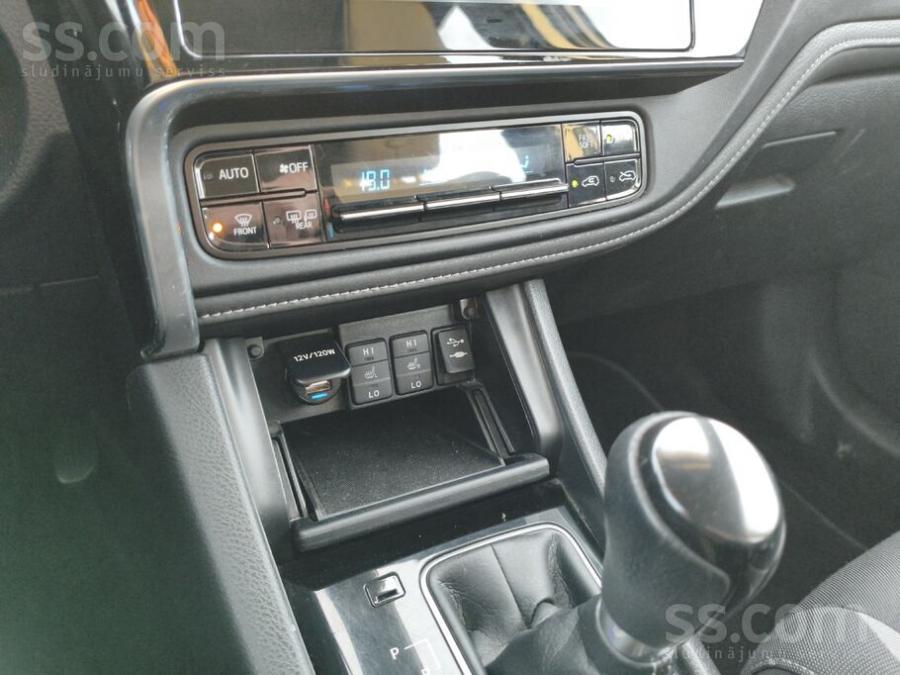 Brown Toyota Auris 2019 in Riga, with an engine capacity of 1.60 L and mileage of 122 thousand km for 12900 €, photo 22 on AUTOMOTO.COM.LV