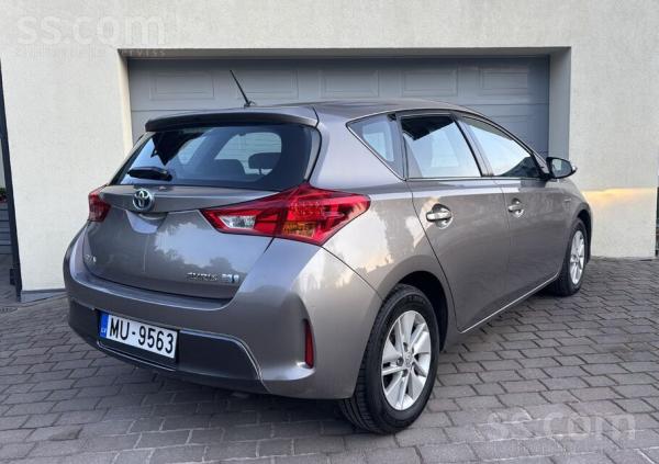Brown Toyota Auris 2013 in Riga, with an engine capacity of 1.80 L and mileage of 243 thousand km for 6500 €, photo 3 on AUTOMOTO.COM.LV