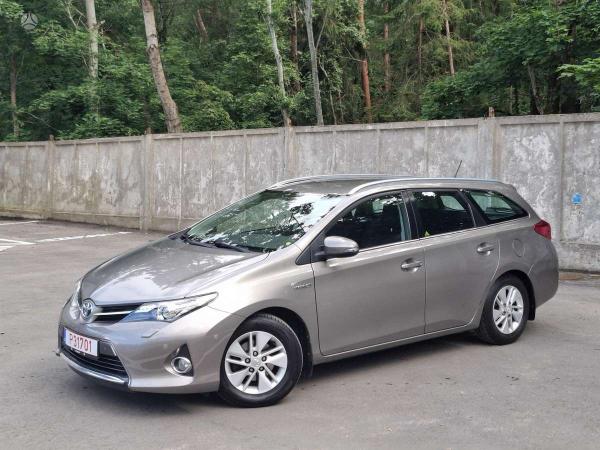 Brūns Toyota Auris 2013 Viļņa, ar dzinēja tilpumu 1.80 L un nobraukumu 112 tūkst. km par 8700 €, foto 5 vietnē AUTOMOTO.COM.LV