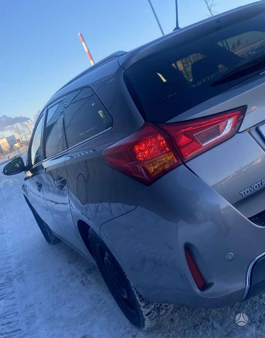 Brown Toyota Auris 2014 in Vilnius, with an engine capacity of 1.80 L and mileage of 228 thousand km for 8999 €, photo 14 on AUTOMOTO.COM.LV