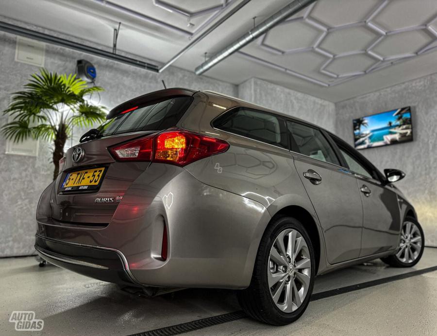 Brown Toyota Auris 2014 in Kaunas, with an engine capacity of 1.80 L and mileage of 280 thousand km for 7950 €, photo 12 on AUTOMOTO.COM.LV