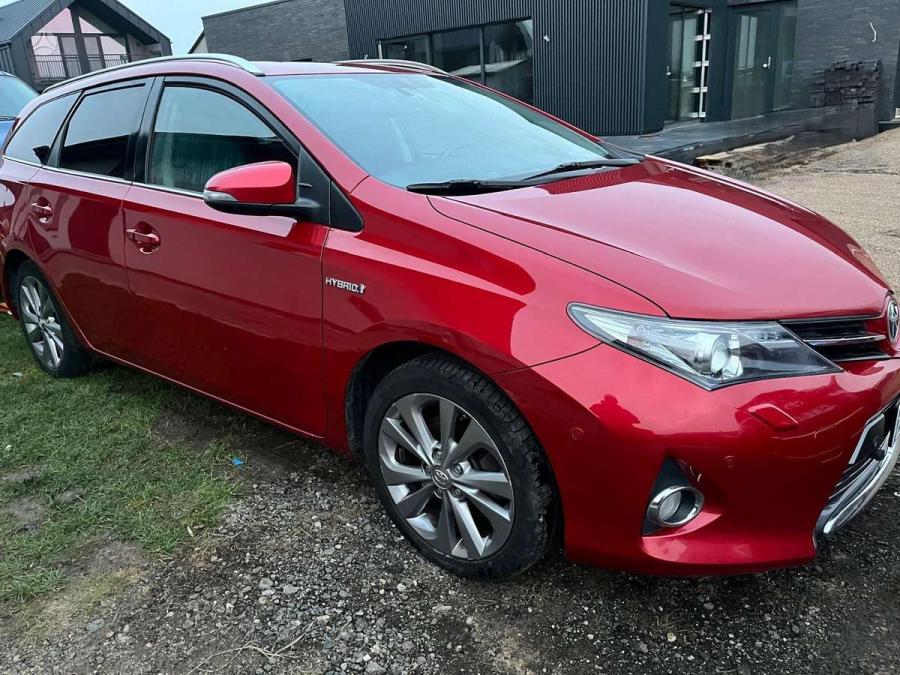 Brown Toyota Auris 2015 in Kaunas, with an engine capacity of 1.80 L and mileage of 260 thousand km for 7950 €, photo 1 on AUTOMOTO.COM.LV