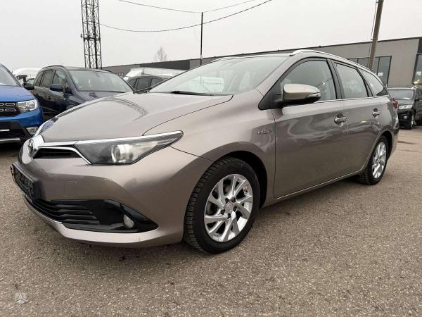 Brown Toyota Auris 2015 in Kaunas, with an engine capacity of 1.80 L and mileage of 227 thousand km for 11500 €, photo 3 on AUTOMOTO.COM.LV