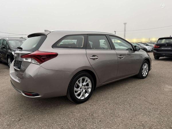 Brown Toyota Auris 2015 in Kaunas, with an engine capacity of 1.80 L and mileage of 227 thousand km for 11500 €, photo 6 on AUTOMOTO.COM.LV