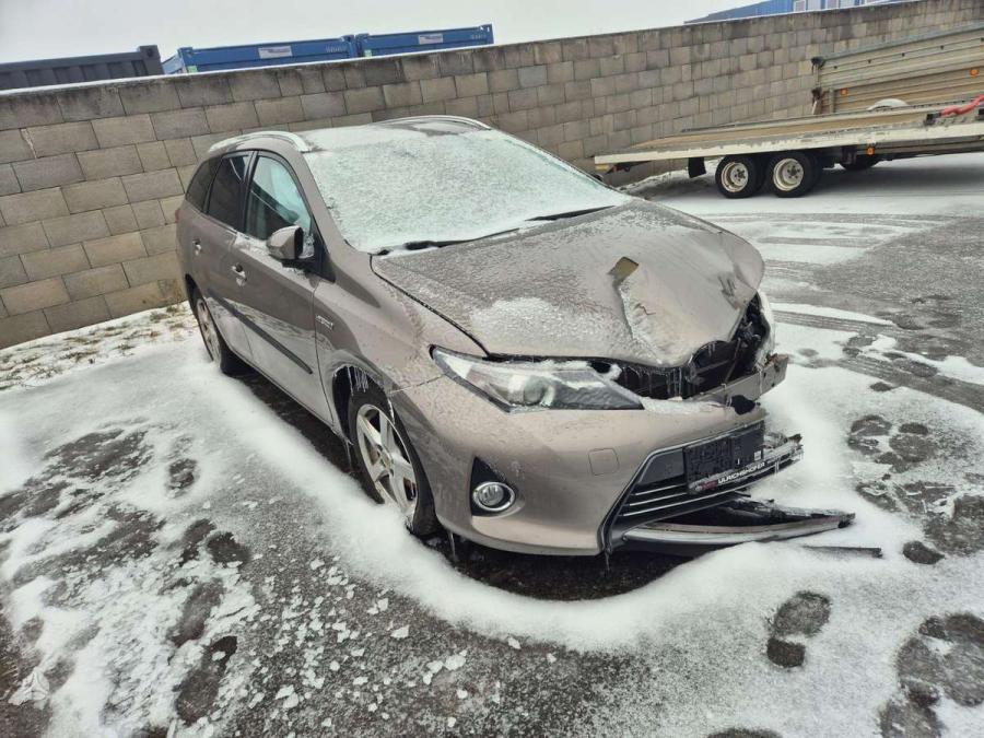 Brown Toyota Auris 2015 in Marijampole, with an engine capacity of 1.80 L and mileage of 138 thousand km for 3100 €, photo 1 on AUTOMOTO.COM.LV