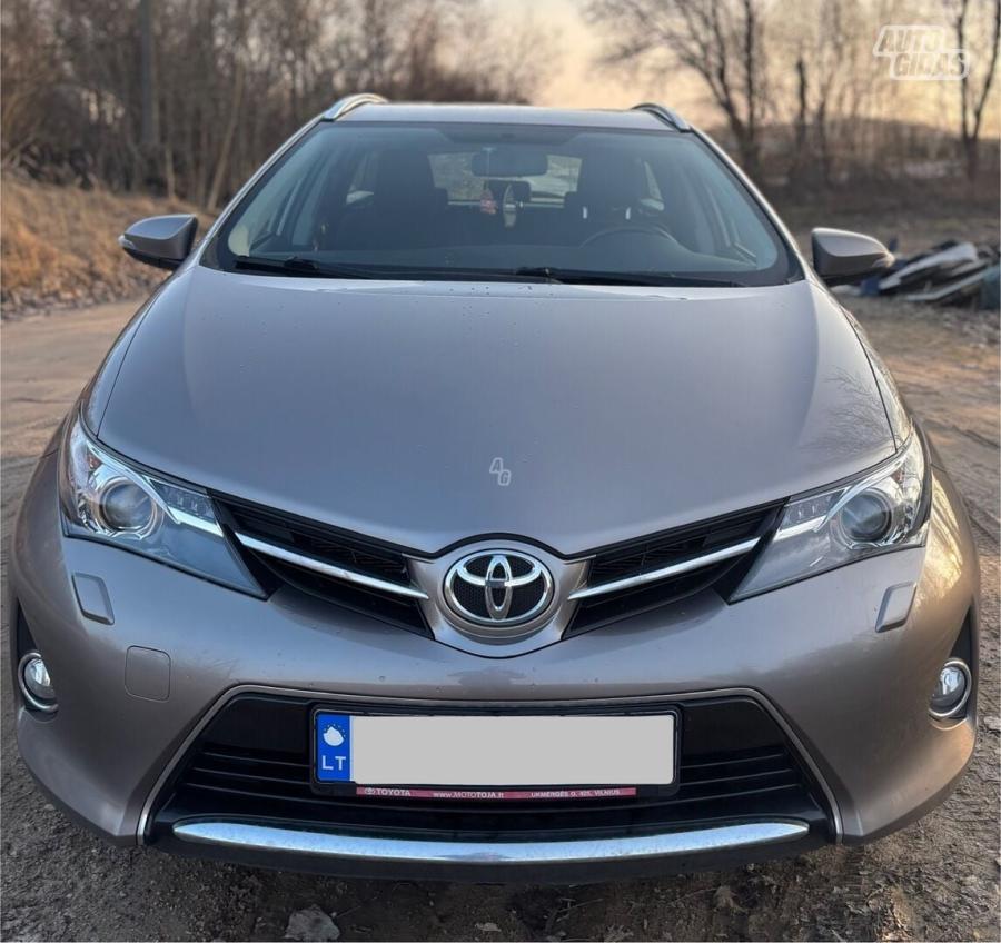 Brown Toyota Auris 2015 in Vilnius, with an engine capacity of 1.60 L and mileage of 124 thousand km for 7000 €, photo 1 on AUTOMOTO.COM.LV