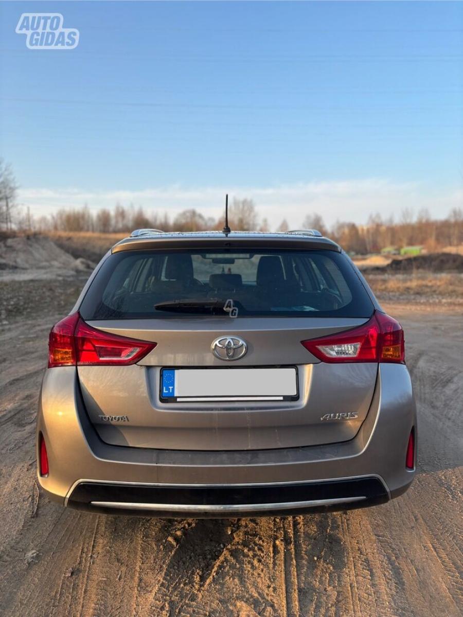 Brown Toyota Auris 2015 in Vilnius, with an engine capacity of 1.60 L and mileage of 124 thousand km for 7000 €, photo 2 on AUTOMOTO.COM.LV