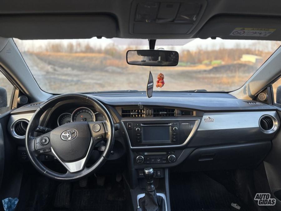 Brown Toyota Auris 2015 in Vilnius, with an engine capacity of 1.60 L and mileage of 124 thousand km for 7000 €, photo 3 on AUTOMOTO.COM.LV