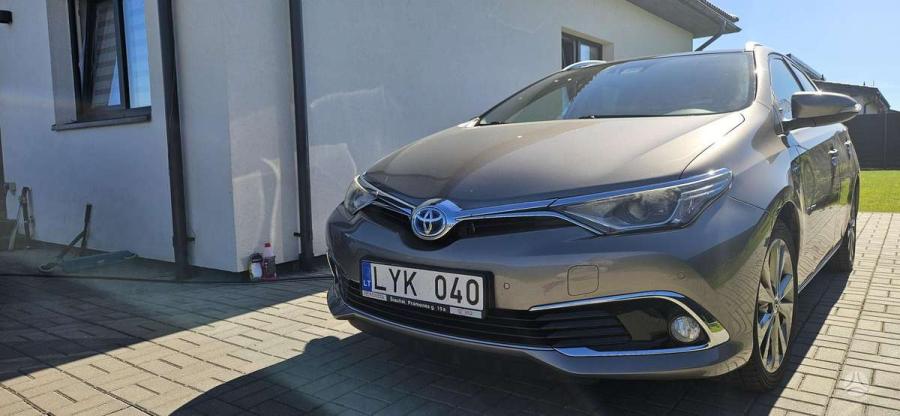 Brown Toyota Auris 2015 in Klaipeda, with an engine capacity of 1.80 L and mileage of 216 thousand km for 9700 €, photo 1 on AUTOMOTO.COM.LV