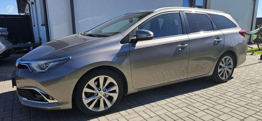 Brown Toyota Auris 2015 in Klaipeda, with an engine capacity of 1.80 L and mileage of 216 thousand km for 9700 €, photo 3 on AUTOMOTO.COM.LV