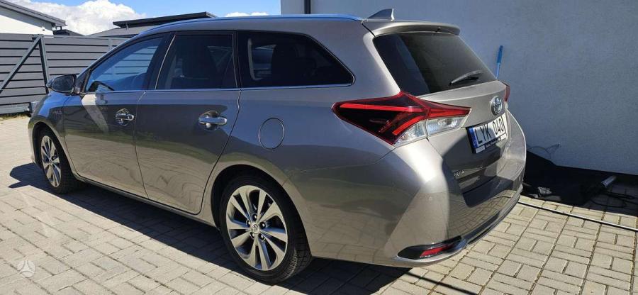 Brown Toyota Auris 2015 in Klaipeda, with an engine capacity of 1.80 L and mileage of 216 thousand km for 9700 €, photo 4 on AUTOMOTO.COM.LV
