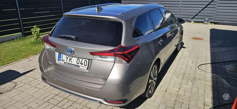 Brown Toyota Auris 2015 in Klaipeda, with an engine capacity of 1.80 L and mileage of 216 thousand km for 9700 €, photo 6 on AUTOMOTO.COM.LV