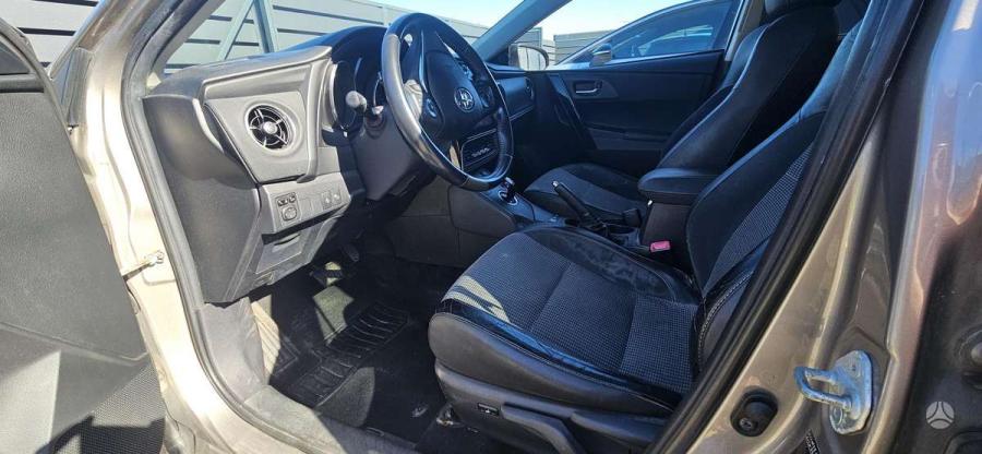 Brown Toyota Auris 2015 in Klaipeda, with an engine capacity of 1.80 L and mileage of 216 thousand km for 9700 €, photo 11 on AUTOMOTO.COM.LV