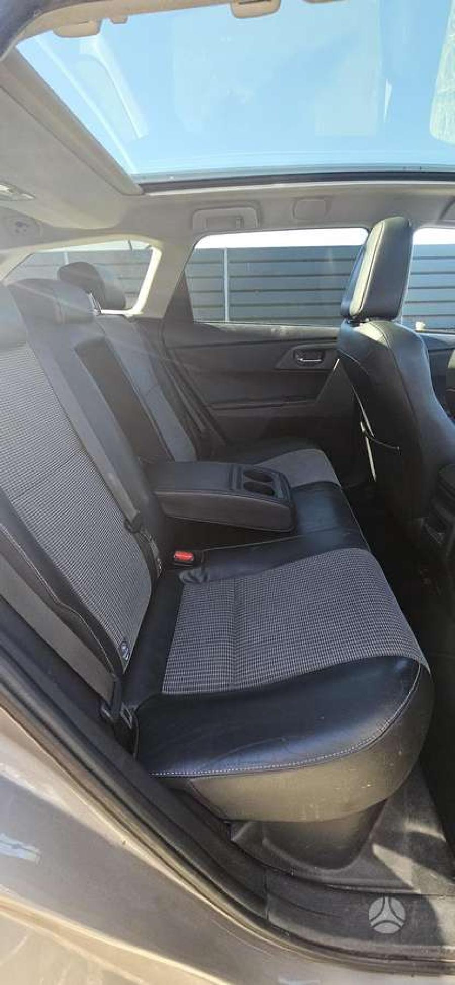 Brown Toyota Auris 2015 in Klaipeda, with an engine capacity of 1.80 L and mileage of 216 thousand km for 9700 €, photo 12 on AUTOMOTO.COM.LV