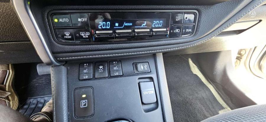 Brown Toyota Auris 2015 in Klaipeda, with an engine capacity of 1.80 L and mileage of 216 thousand km for 9700 €, photo 16 on AUTOMOTO.COM.LV