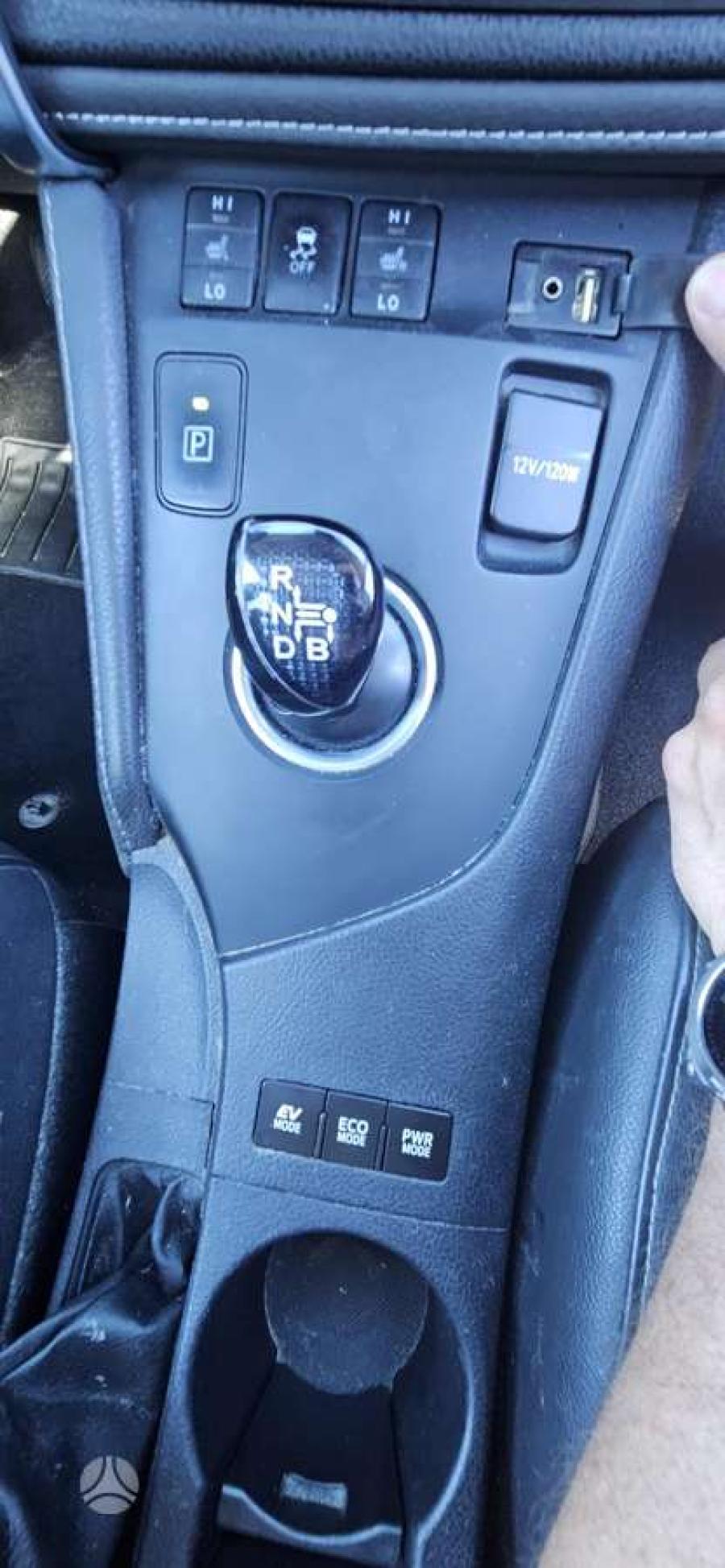 Brown Toyota Auris 2015 in Klaipeda, with an engine capacity of 1.80 L and mileage of 216 thousand km for 9700 €, photo 17 on AUTOMOTO.COM.LV