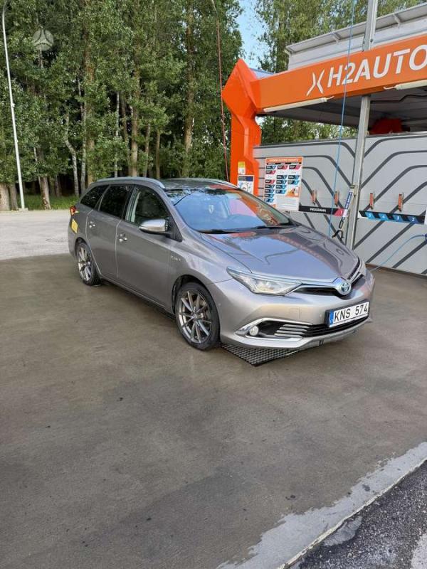 Brown Toyota Auris 2015 in Kaunas, with an engine capacity of 1.80 L and mileage of 324 thousand km for 8500 €, photo 2 on AUTOMOTO.COM.LV