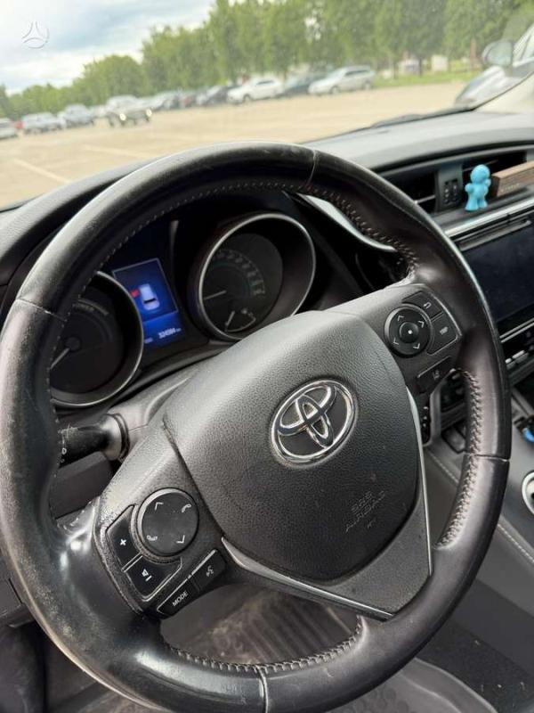 Brown Toyota Auris 2015 in Kaunas, with an engine capacity of 1.80 L and mileage of 324 thousand km for 8500 €, photo 8 on AUTOMOTO.COM.LV