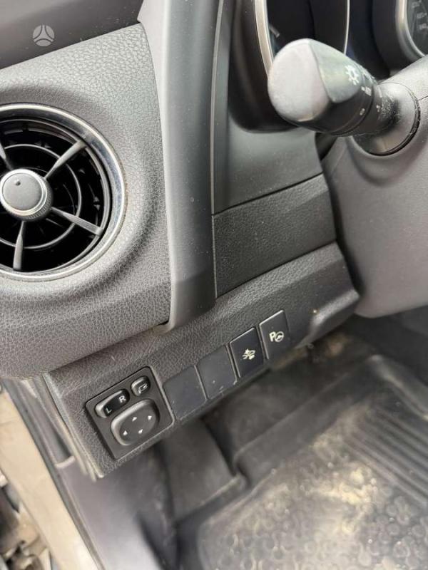 Brown Toyota Auris 2015 in Kaunas, with an engine capacity of 1.80 L and mileage of 324 thousand km for 8500 €, photo 9 on AUTOMOTO.COM.LV