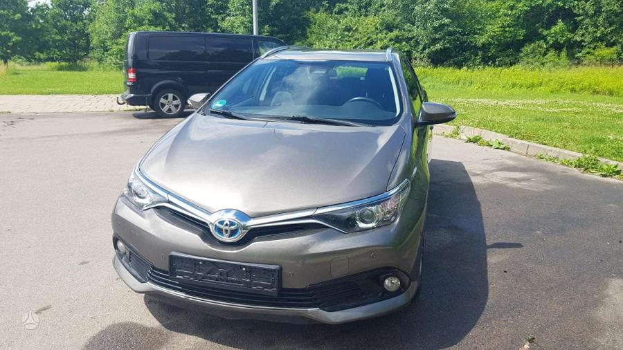 Brown Toyota Auris 2016 in Vilnius, with an engine capacity of 1.80 L and mileage of 166 thousand km for 11900 €, photo 3 on AUTOMOTO.COM.LV
