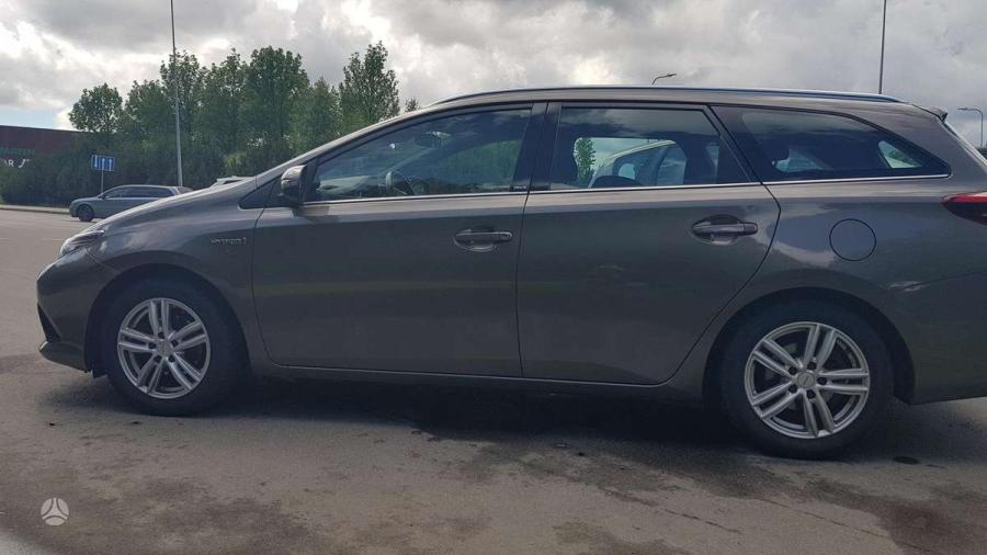 Brown Toyota Auris 2016 in Vilnius, with an engine capacity of 1.80 L and mileage of 166 thousand km for 11900 €, photo 4 on AUTOMOTO.COM.LV